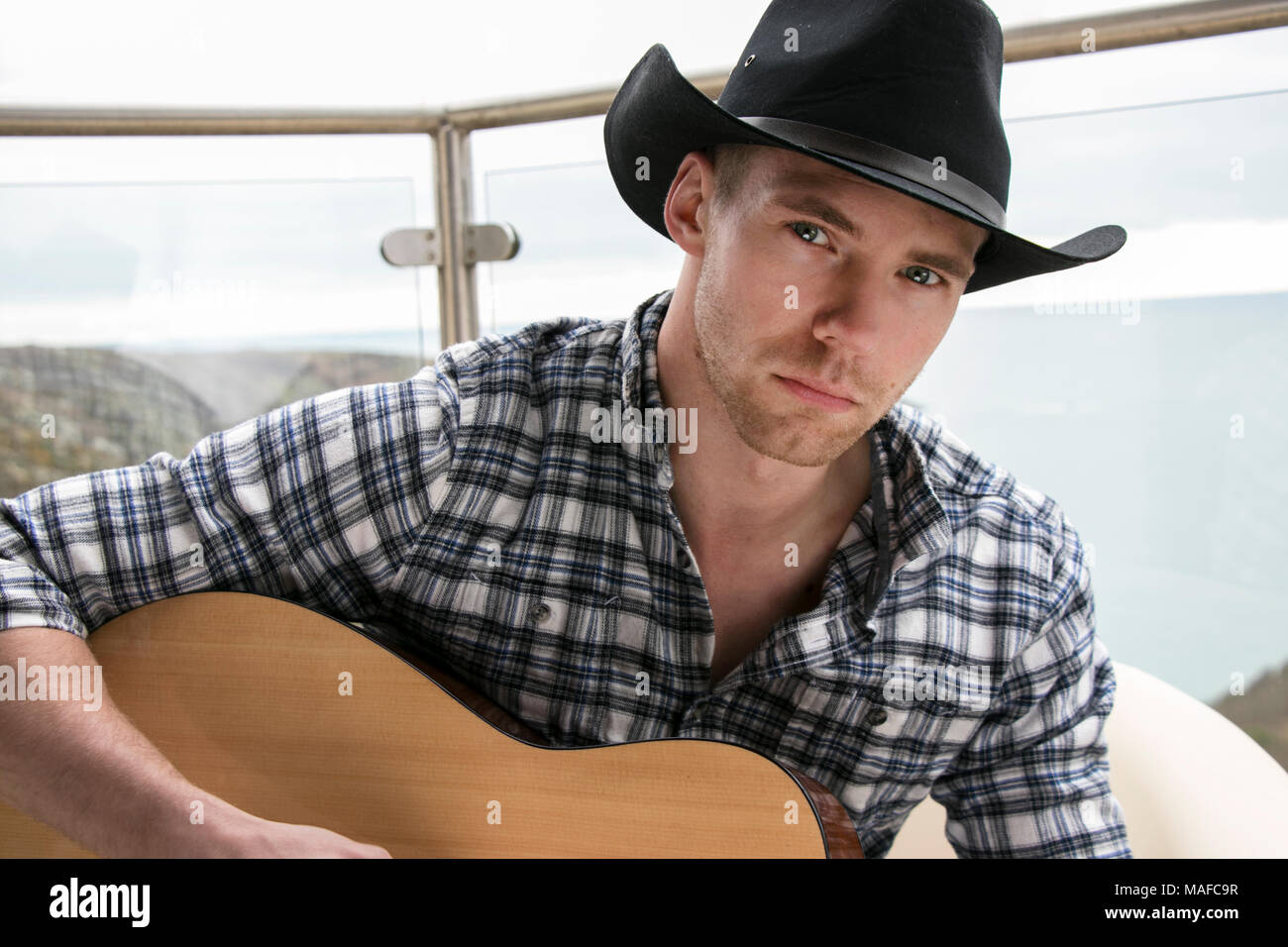 Guitar playing cowboy hi-res stock photography and images - Alamy