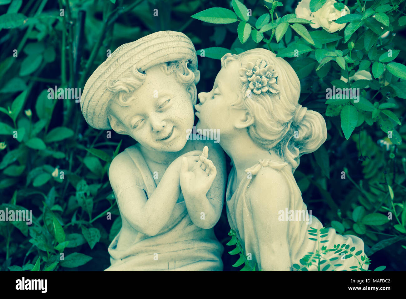 Girl statues hi-res stock photography and images - Alamy