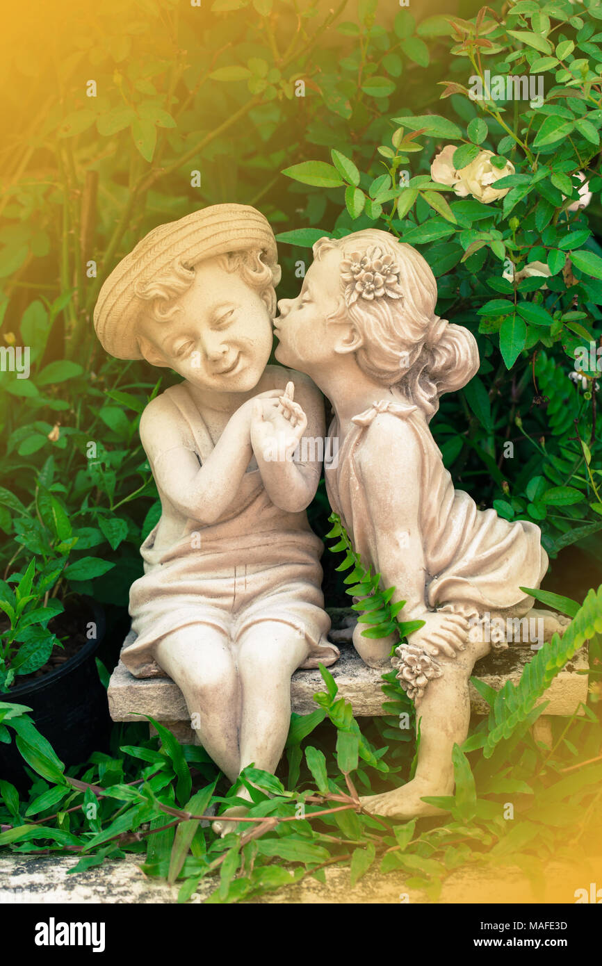 Girl statues hi-res stock photography and images - Alamy