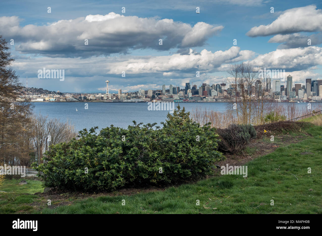 A view of the Seattle skyline with billowing clouds overhead Stock ...