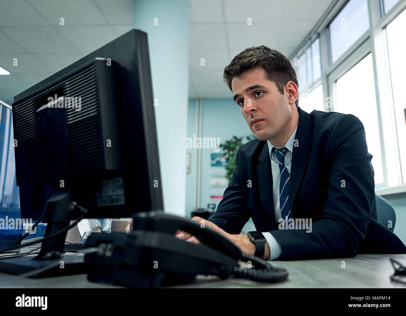 Man signs document form hi-res stock photography and images - Alamy