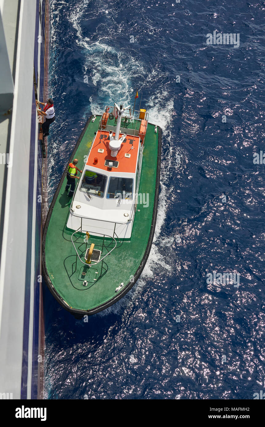 Pilot boat alongside side vessel hi-res stock photography and images ...