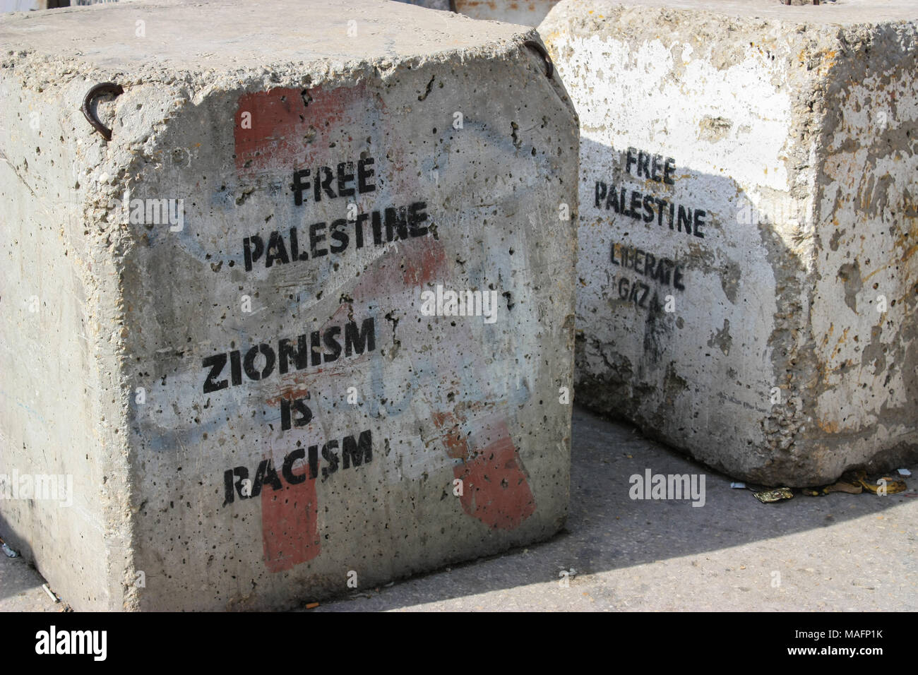 Road block wire hi-res stock photography and images - Alamy