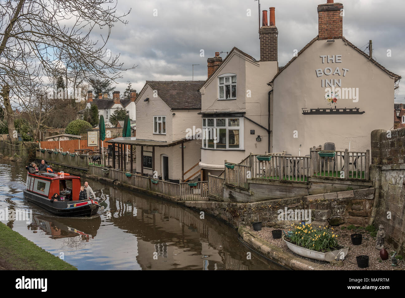 Inn narrowboat boat hi-res stock photography and images - Alamy