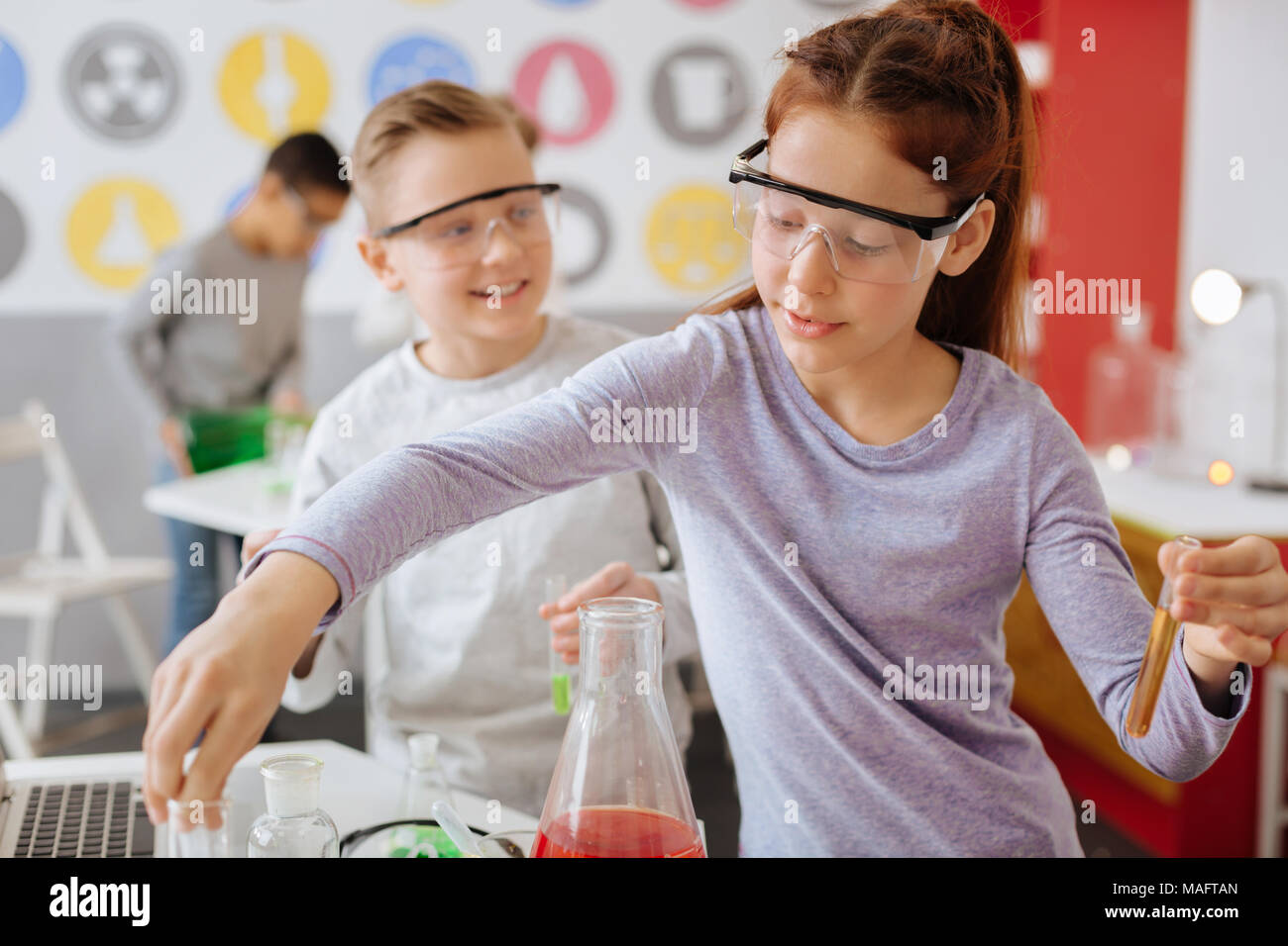 Elementary students science lab hi-res stock photography and images - Alamy