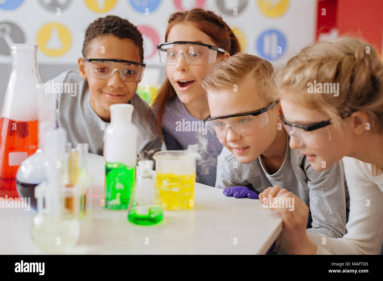 Students observing experiment hi-res stock photography and images - Alamy