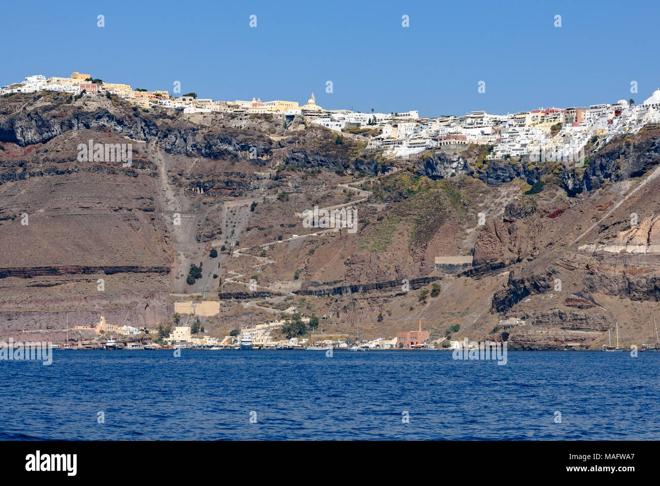 The winding road that connects Fira with the port of Athinios Stock ...