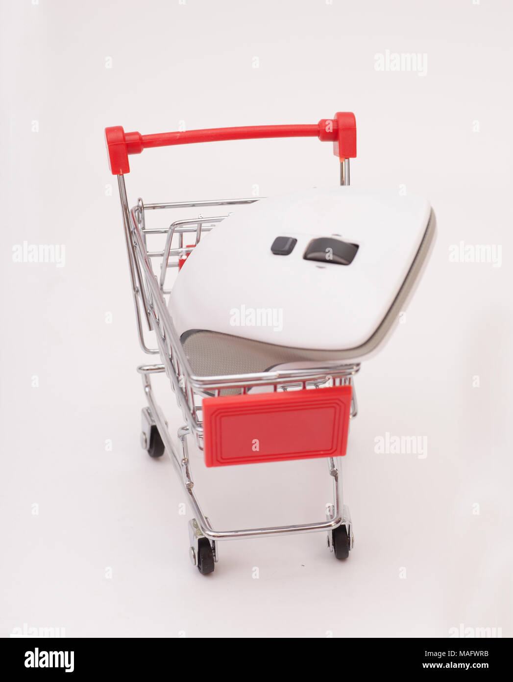 Computer mouse in shopping cart. Isolated on white Stock Photo - Alamy