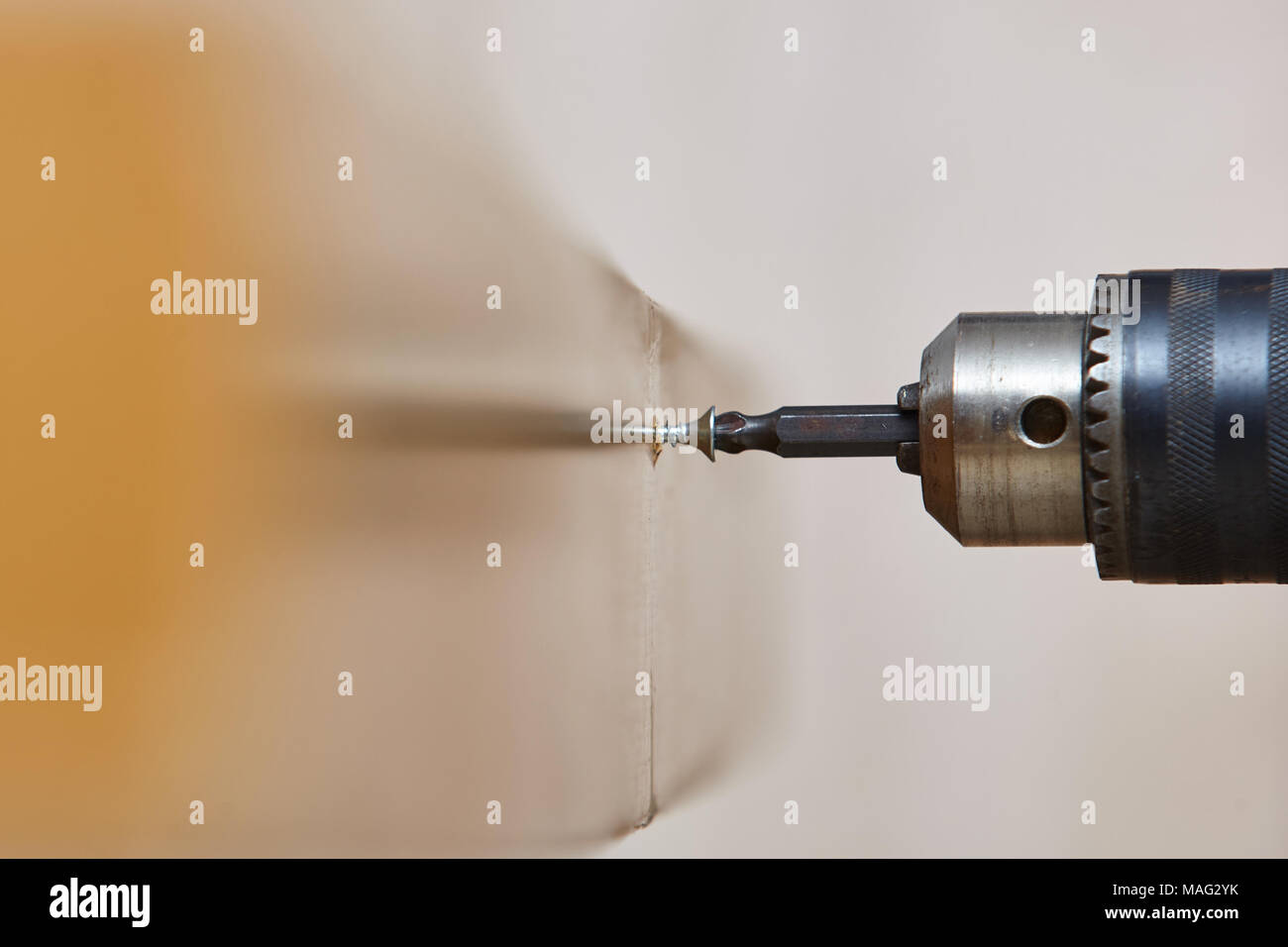 Worker screwing metal screws hi-res stock photography and images - Alamy