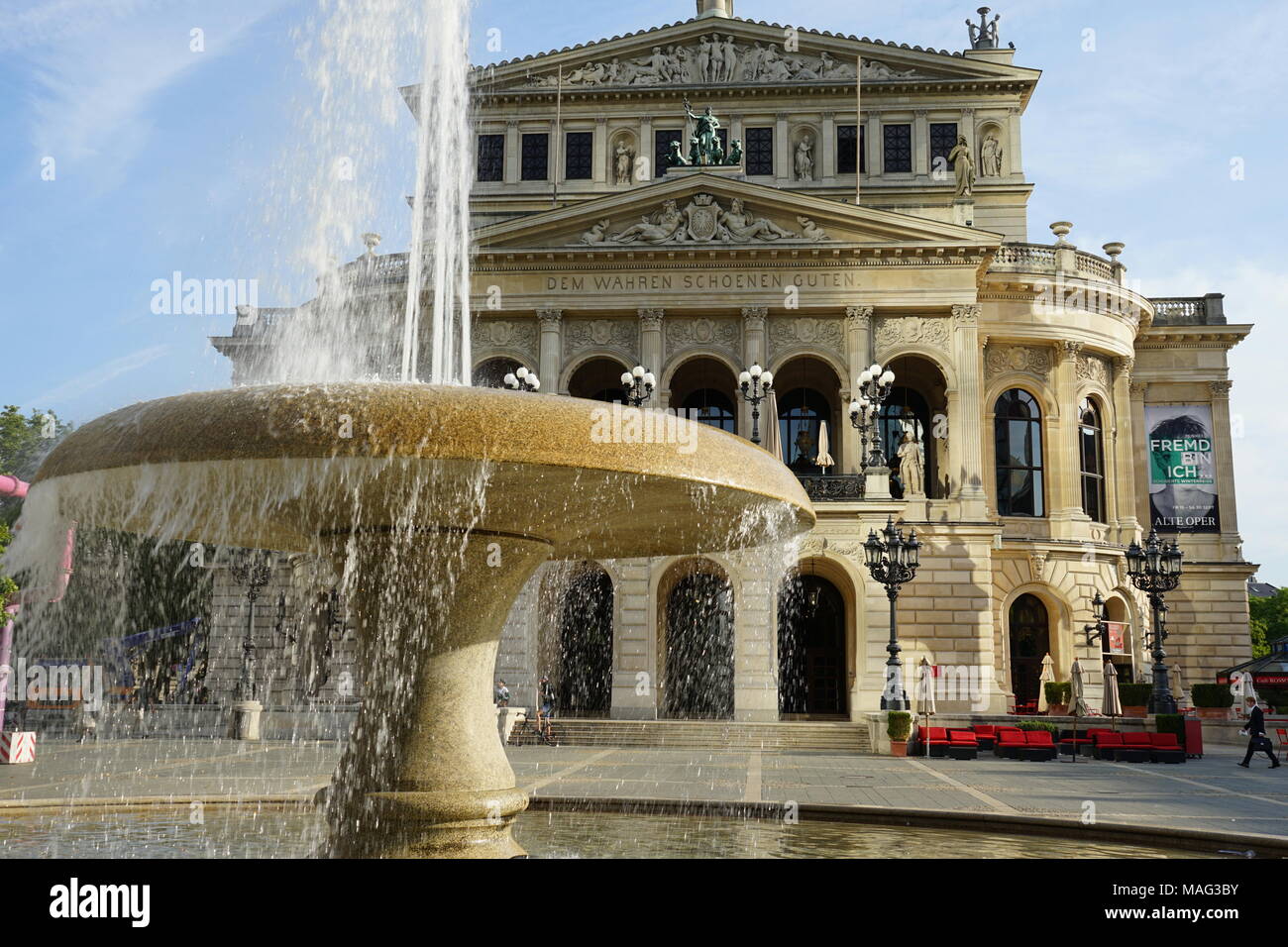 Alte Oper, Old Opera House, Opernplatz, fountain in front of the old ...