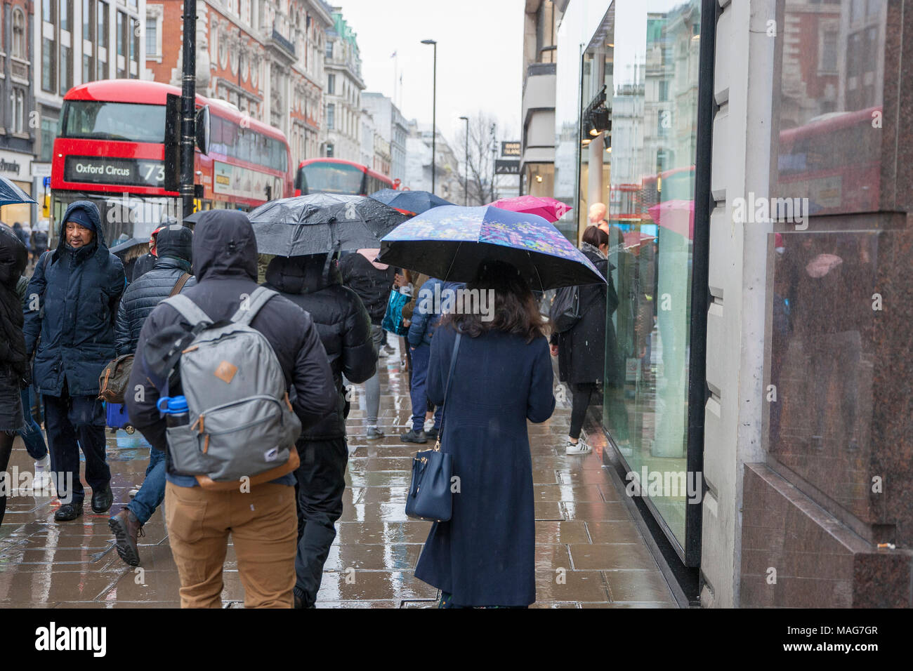 Shoppers and tourists in the rain Stock Photo - Alamy