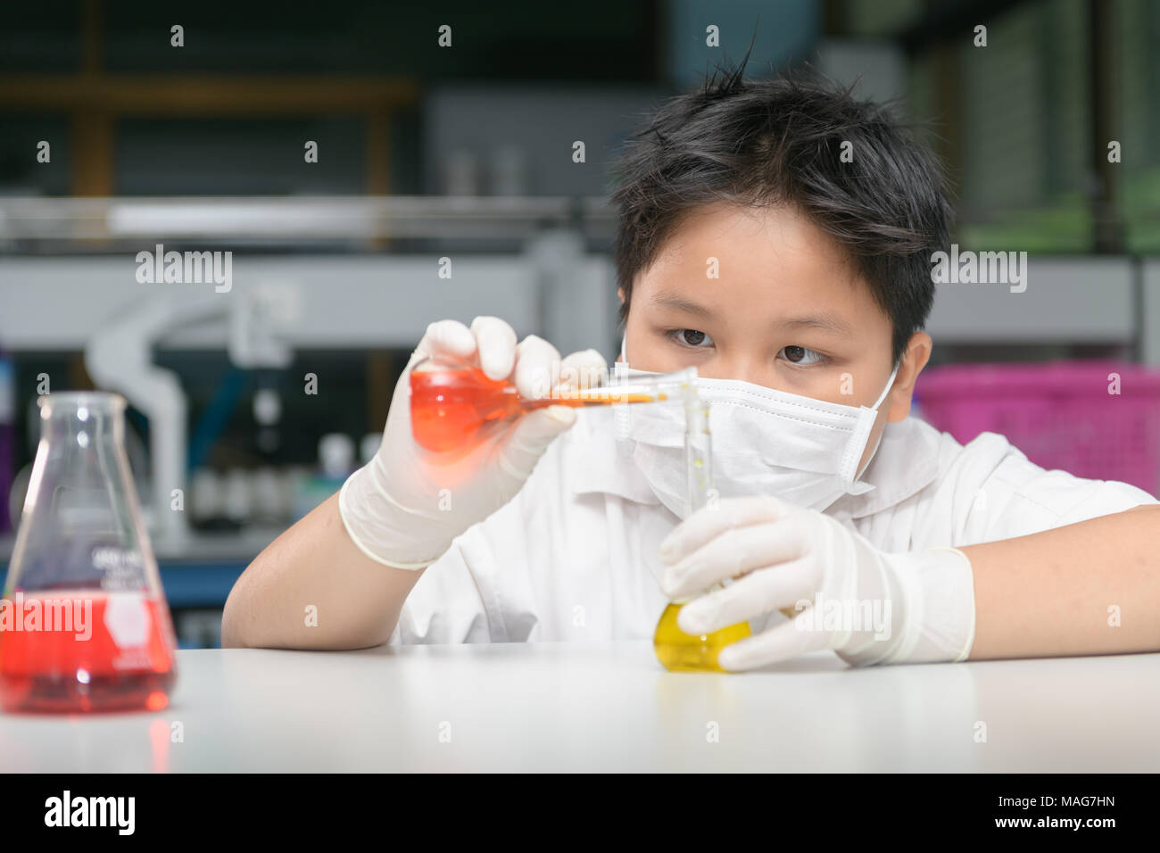 Child scientist beaker hi-res stock photography and images - Alamy