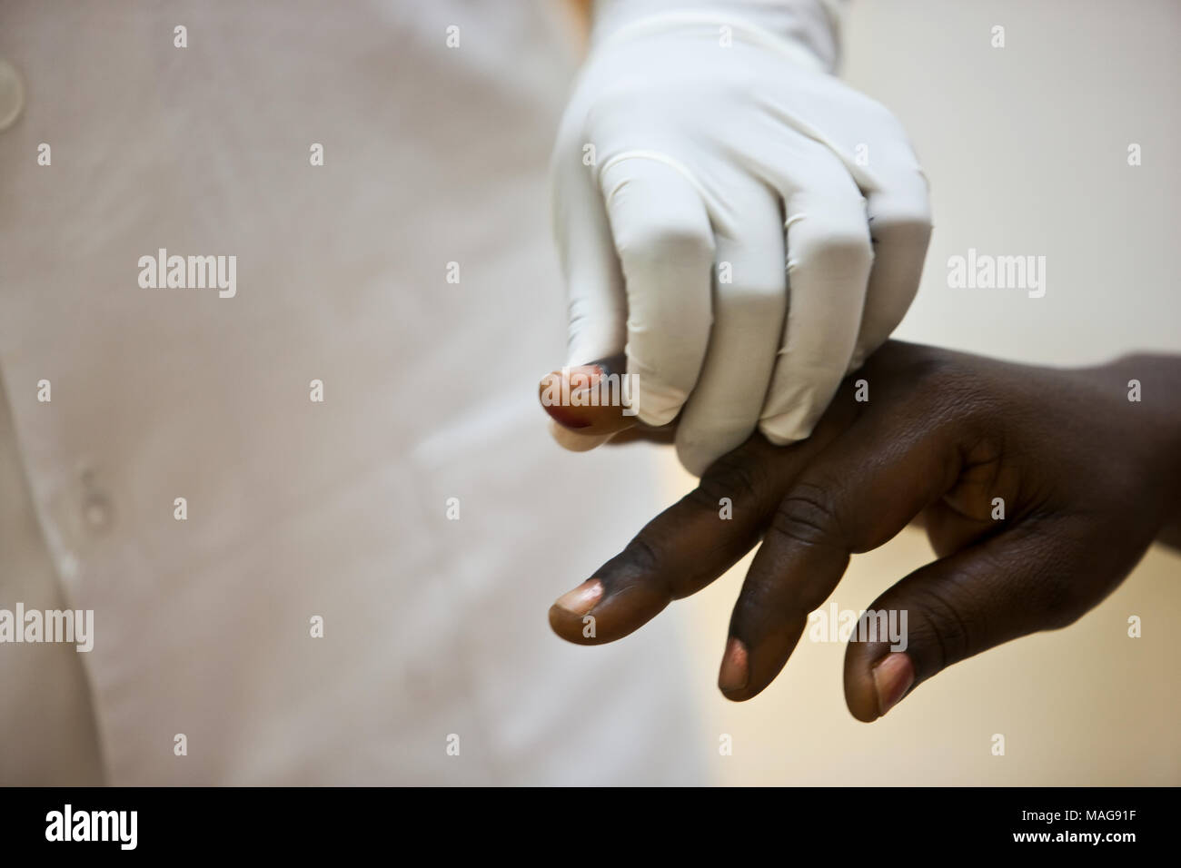 Doctor's hands making a patient's blood test Stock Photo - Alamy