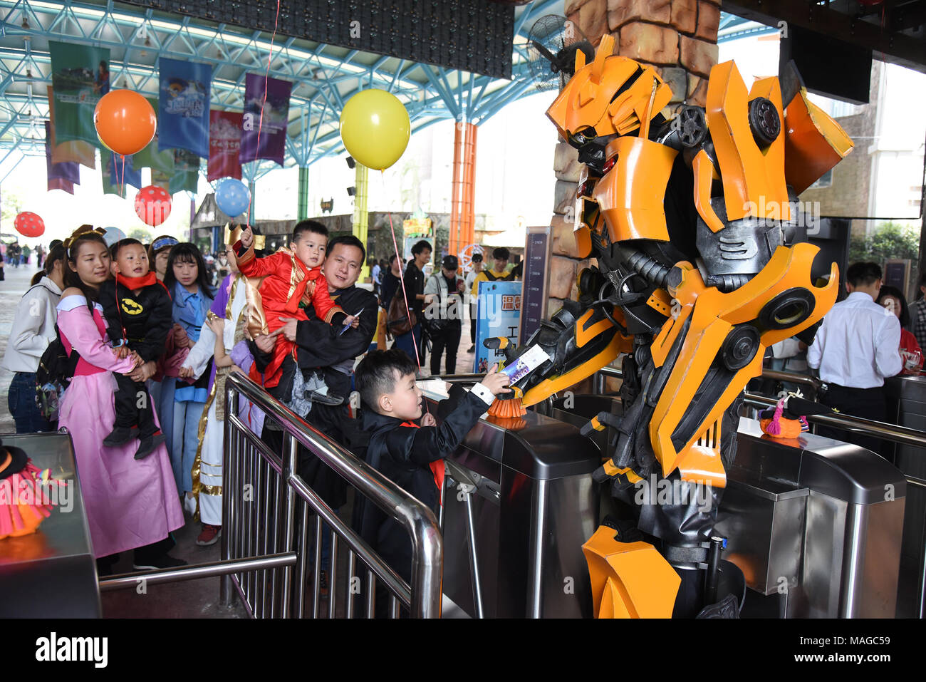 Hangzhou, China. 2nd Apr, 2018. Hangzhou, CHINA-31st March 2018: Robots ...