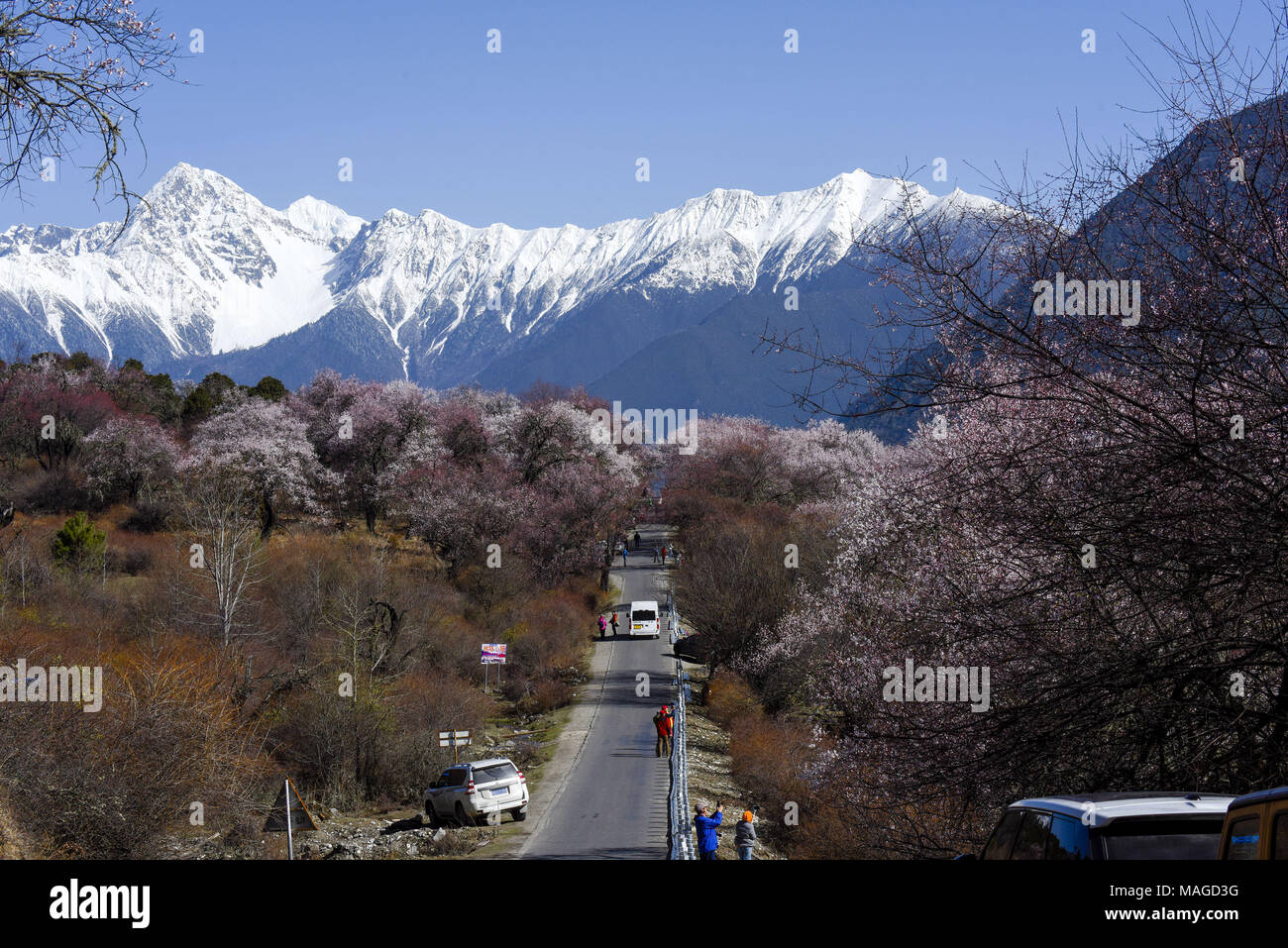 The tangula mountains hi-res stock photography and images - Alamy
