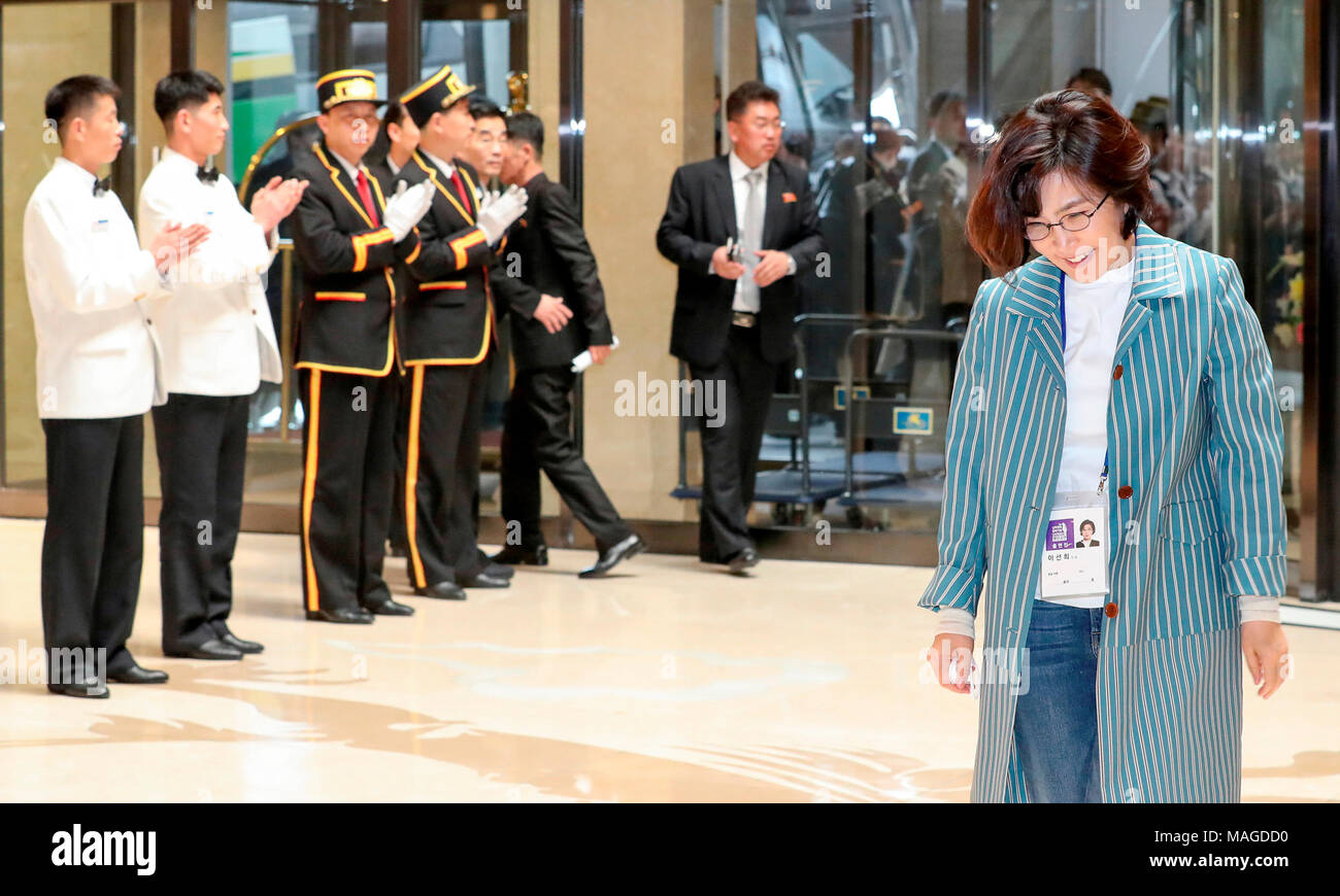 Lee Sun-hee, Mar 31, 2018 : South Korean singer Lee Sun-hee arrives at ...