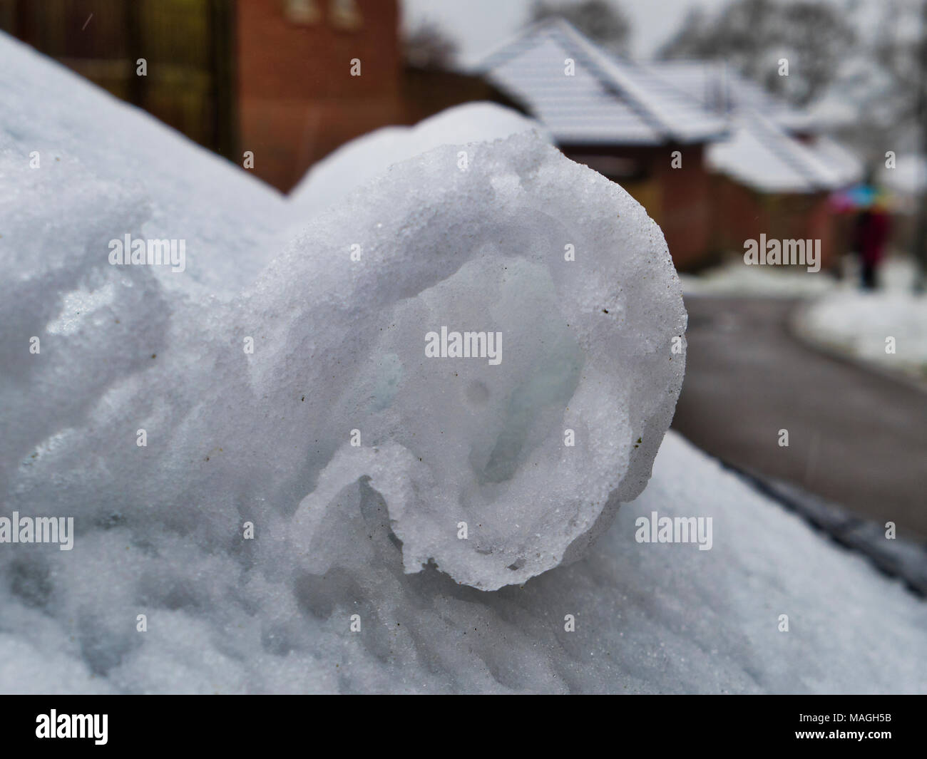 Ashbourne, Derbyshire. 2nd Apr, 2018. UK Weather: snow scrolls on a car ...