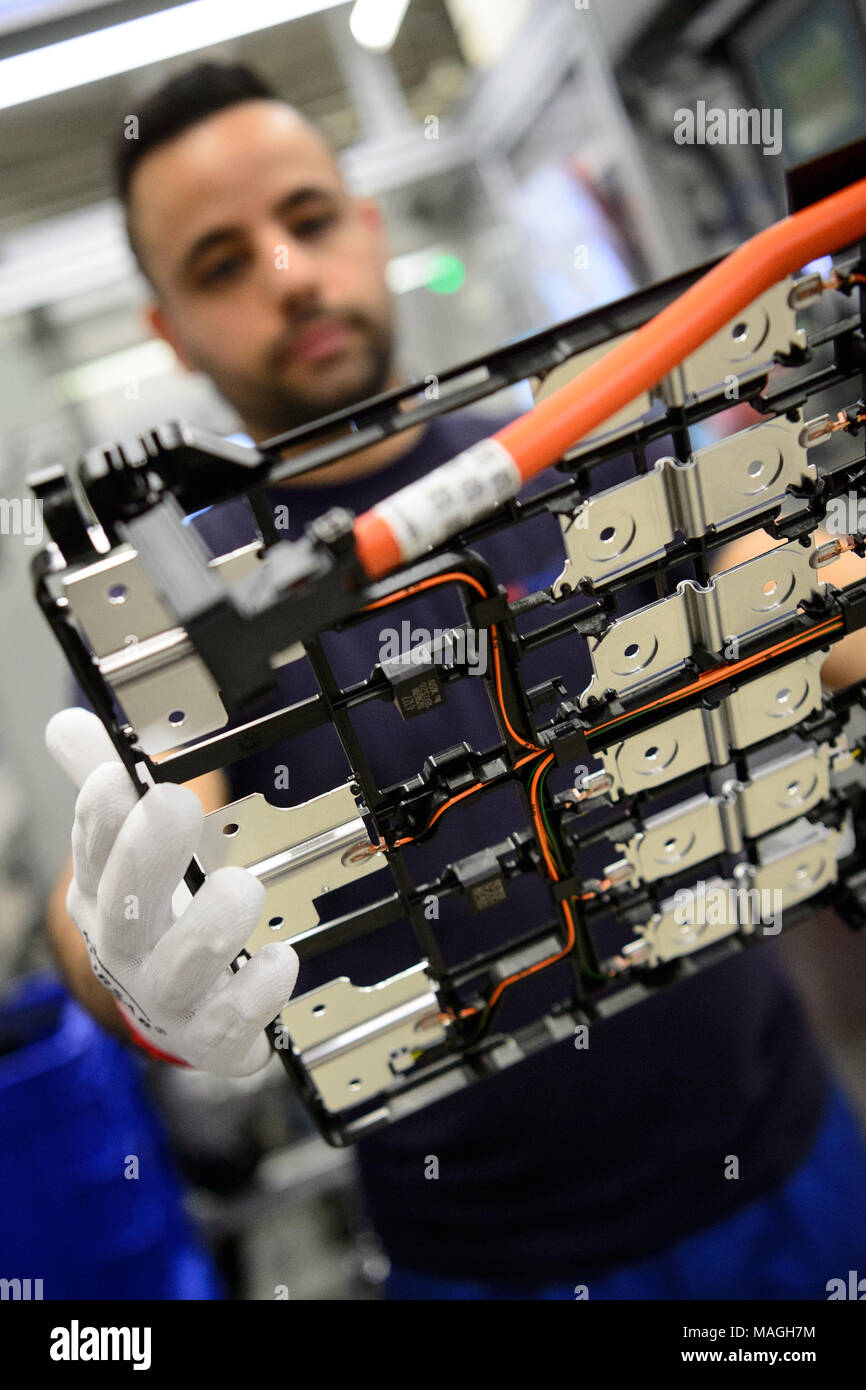 26 March 2018, Germany, Dettingen an der Erms: An employee of the ...