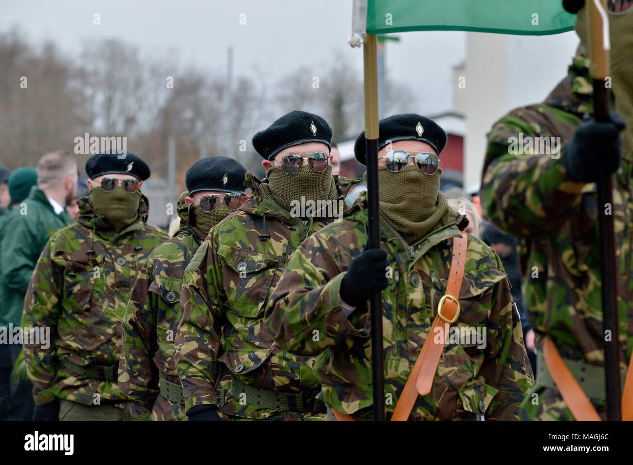 Men dressed in ira paramilitary hi-res stock photography and images - Alamy