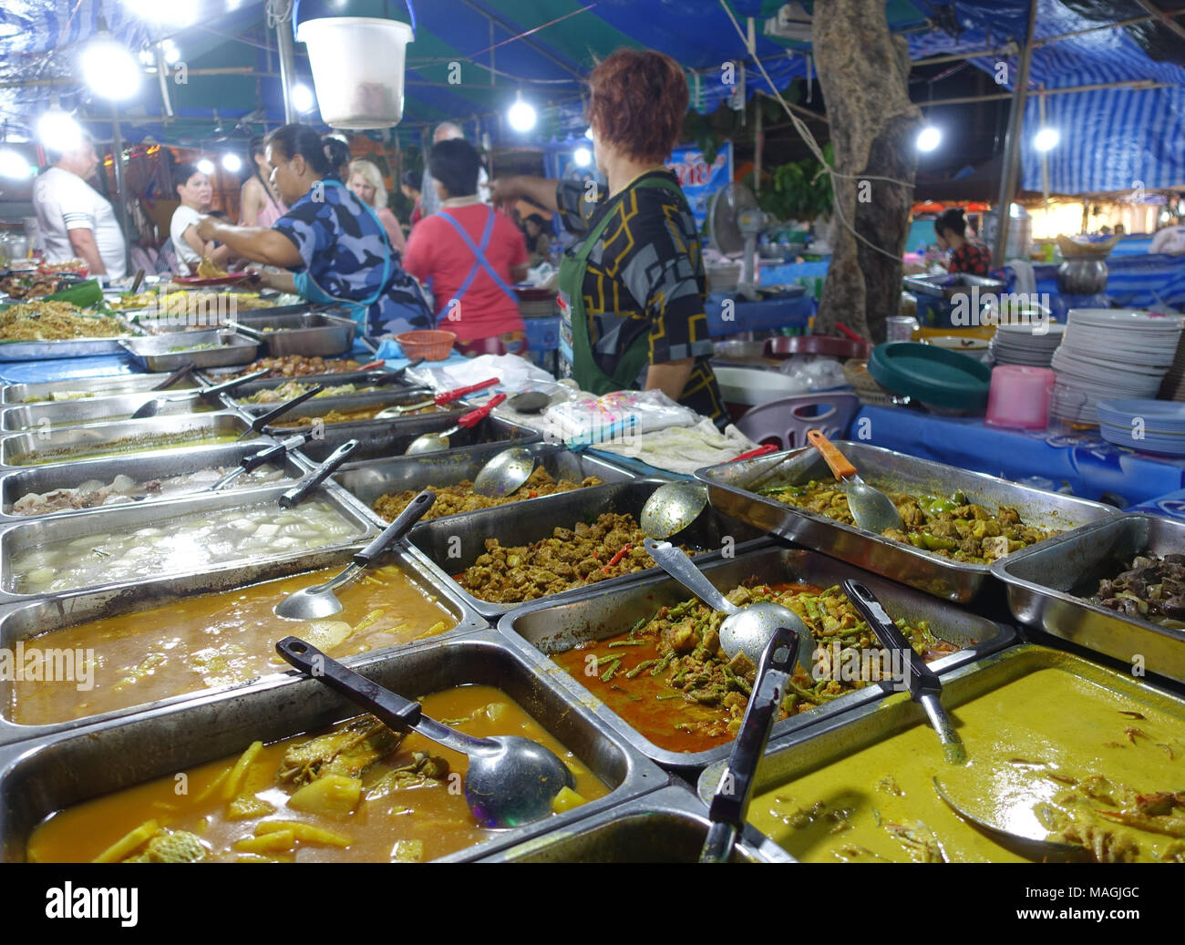 04 March 2018, Thailand, Karon Beach: Women sell food at the temple ...