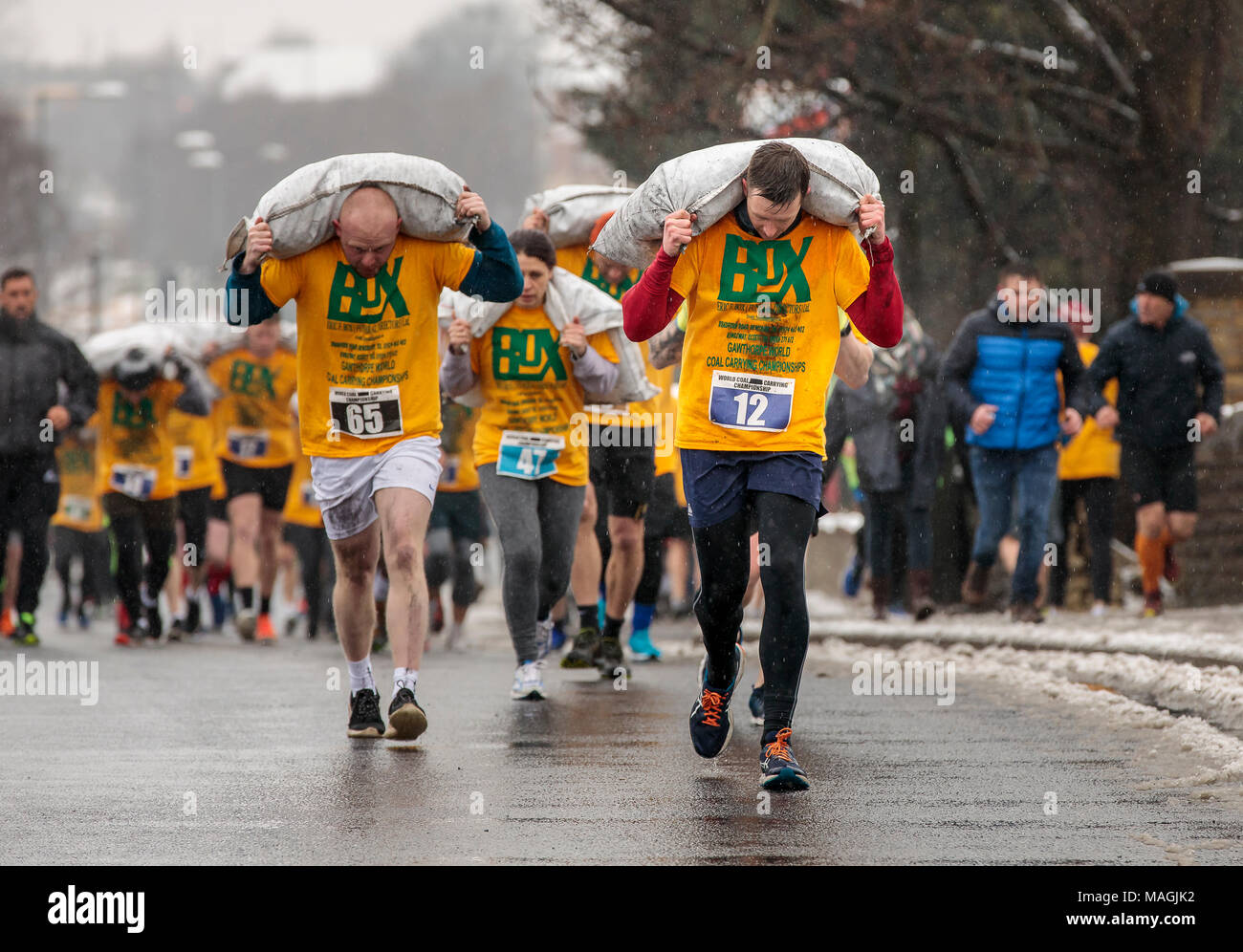 Gawthorpe, West Yorkshire, UK. 2nd April 2018. Leading runners in the ...