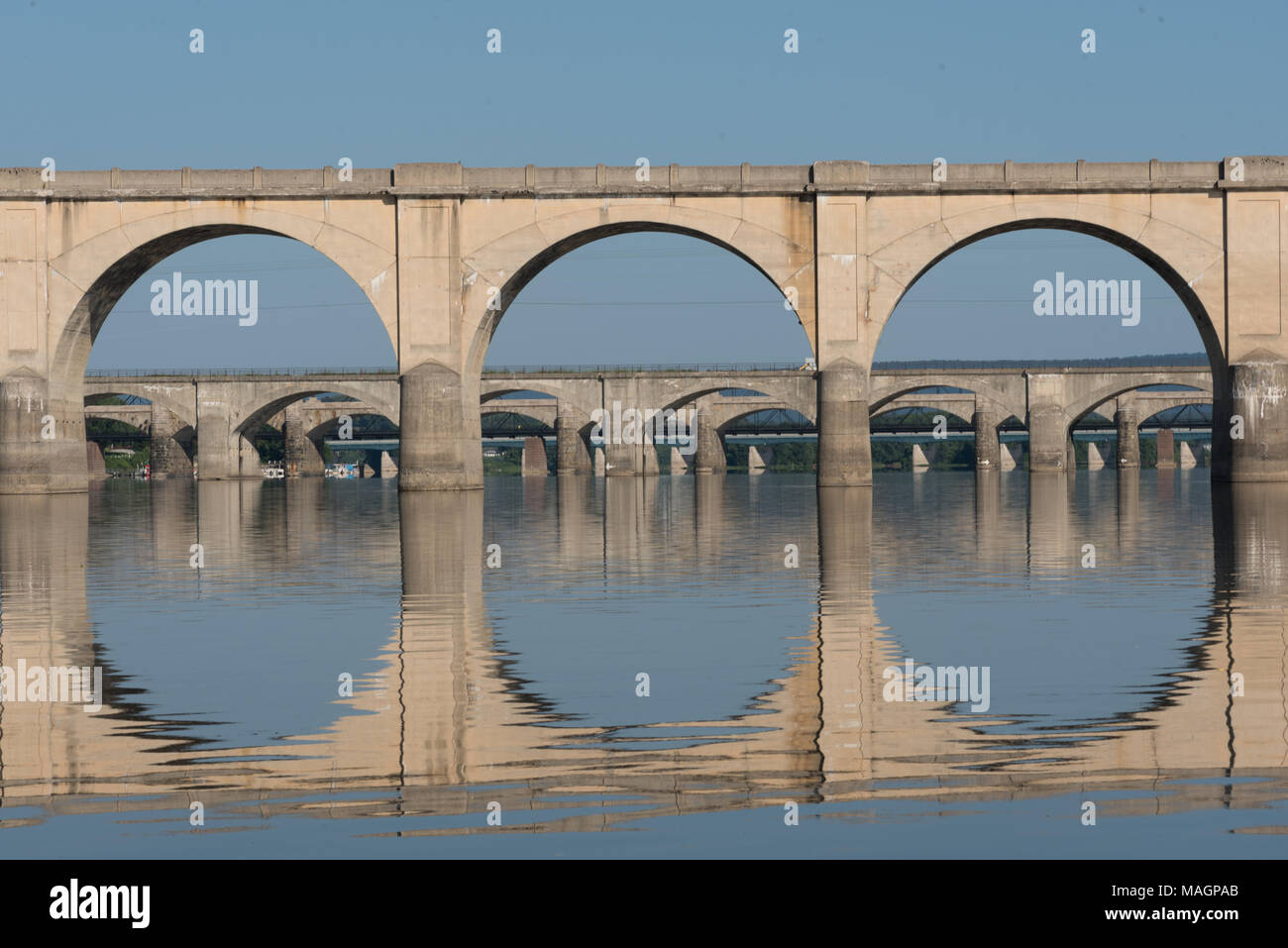 Repeating arch hi-res stock photography and images - Alamy