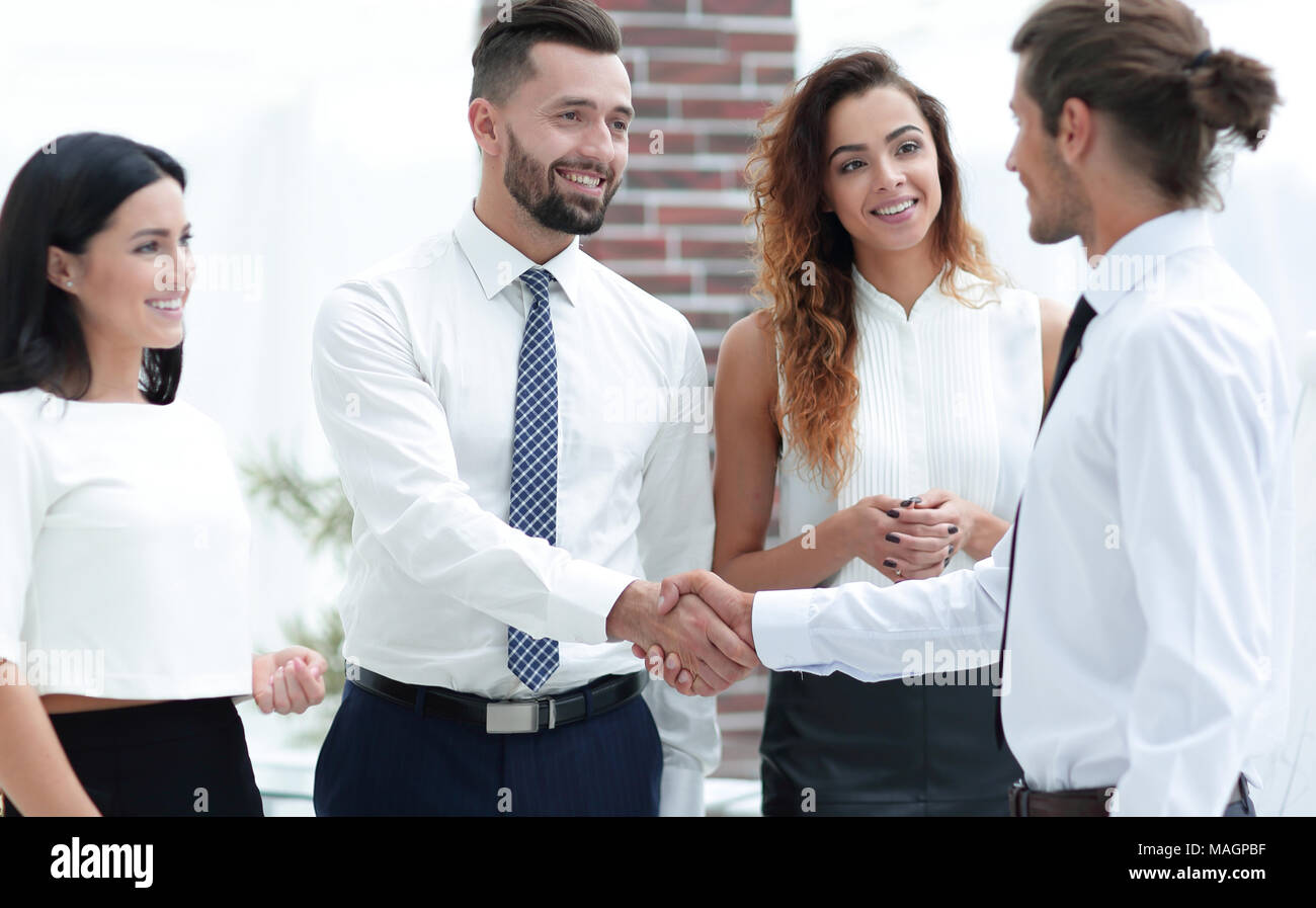 welcome and handshake business partners Stock Photo - Alamy