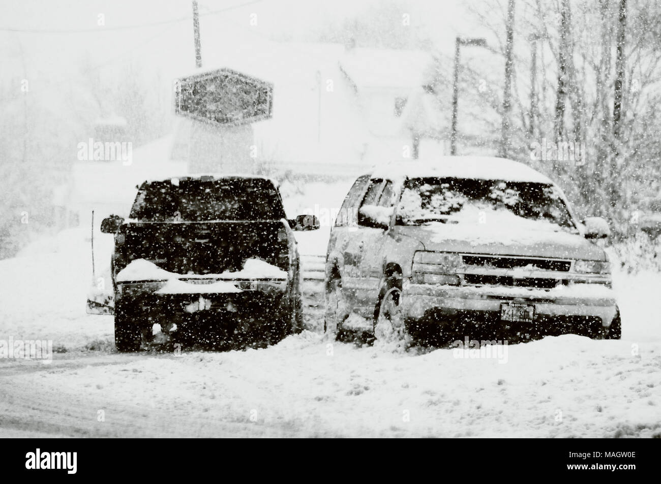 Truck stuck in snow hi-res stock photography and images - Alamy