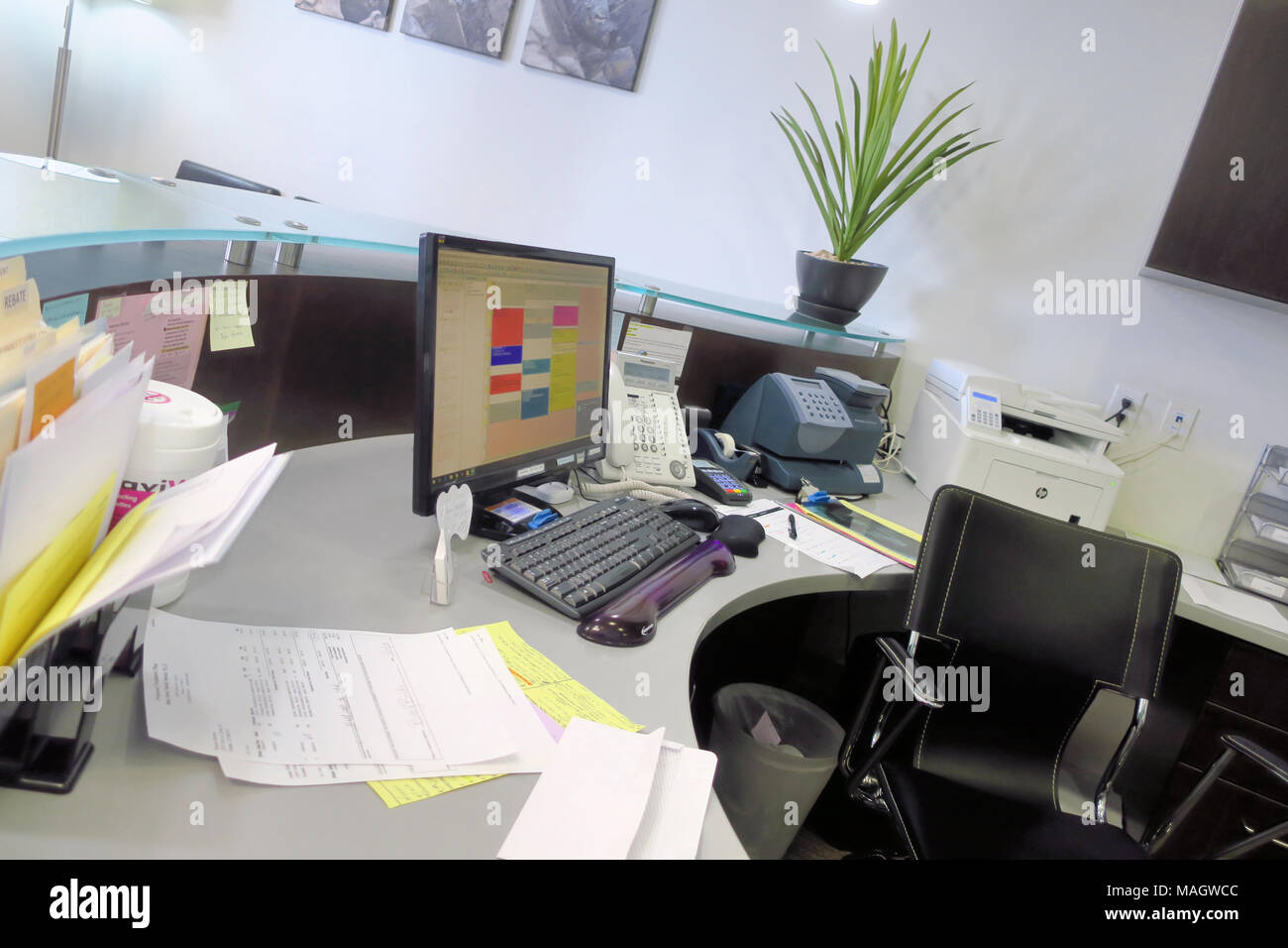 Receptionist desk hi-res stock photography and images - Alamy