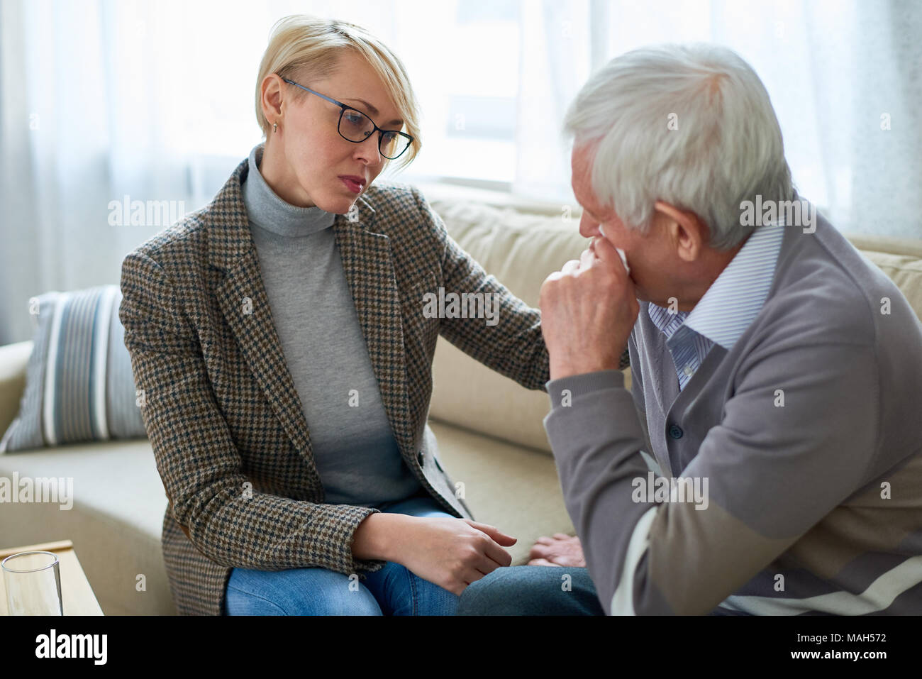 Old man crying hi-res stock photography and images - Alamy