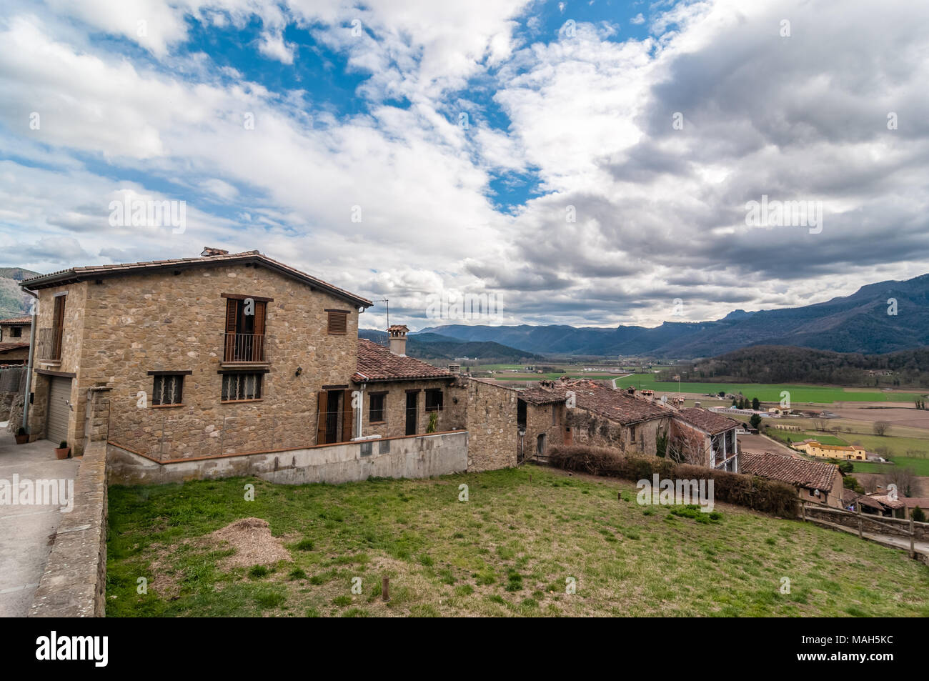 Typical stone farmhouse building hi-res stock photography and images ...
