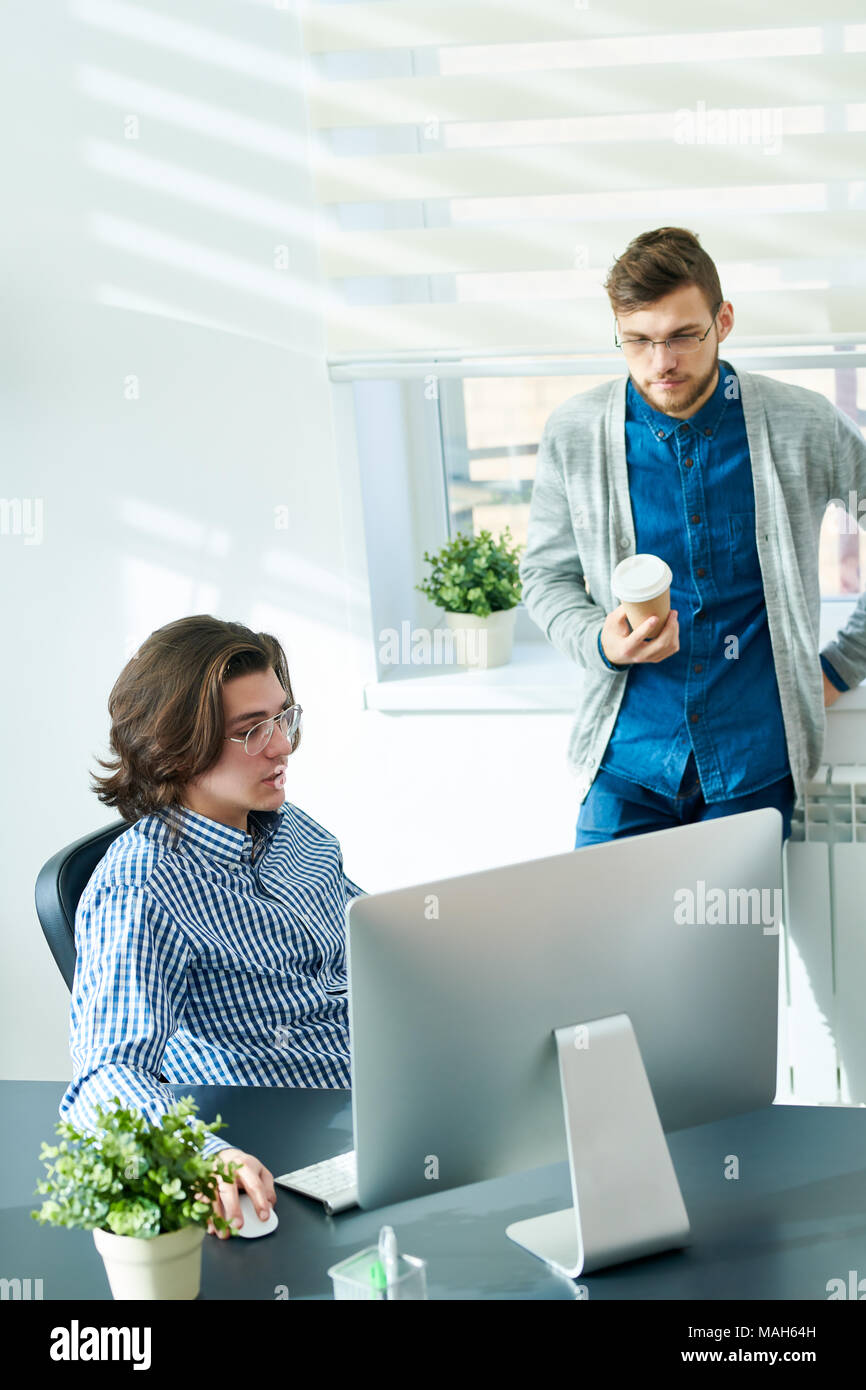 Group of businessmen men hi-res stock photography and images - Alamy