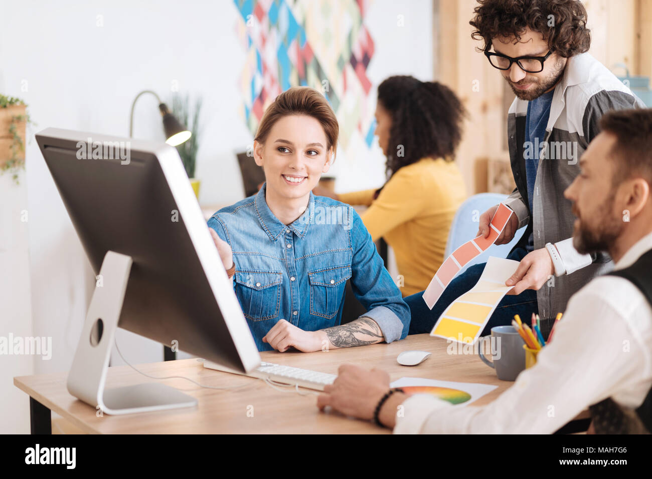 Alert woman reporting work results to her colleagues Stock Photo - Alamy