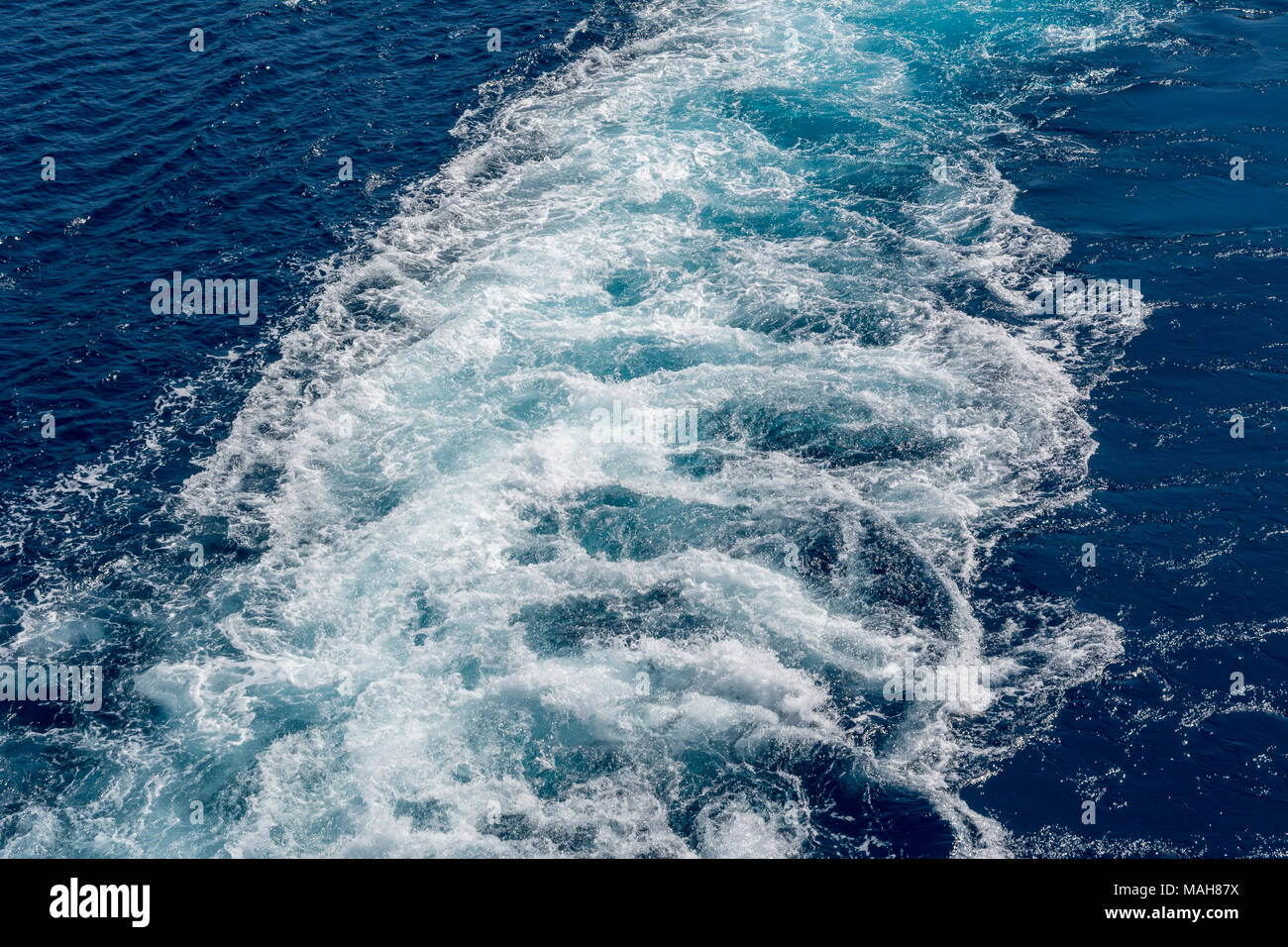 Foaming water behind boat hi-res stock photography and images - Alamy