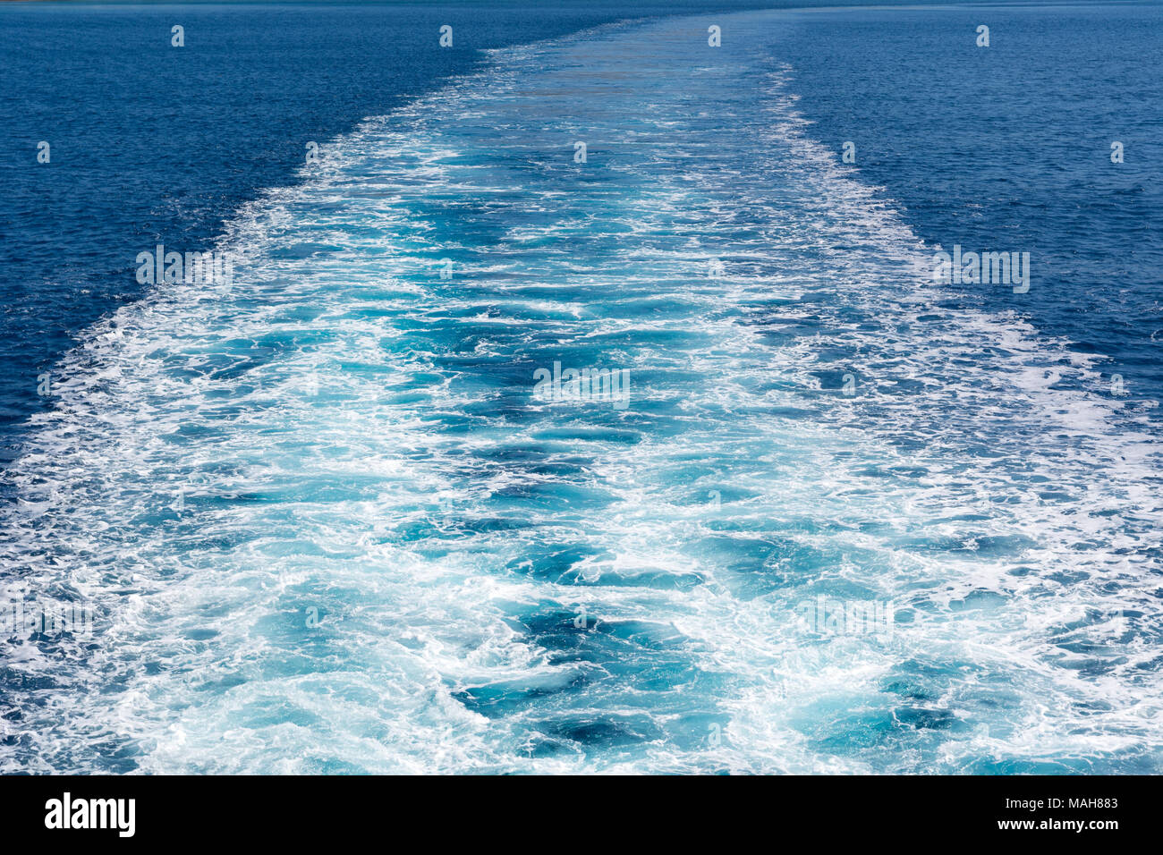 Foaming water behind boat hi-res stock photography and images - Alamy