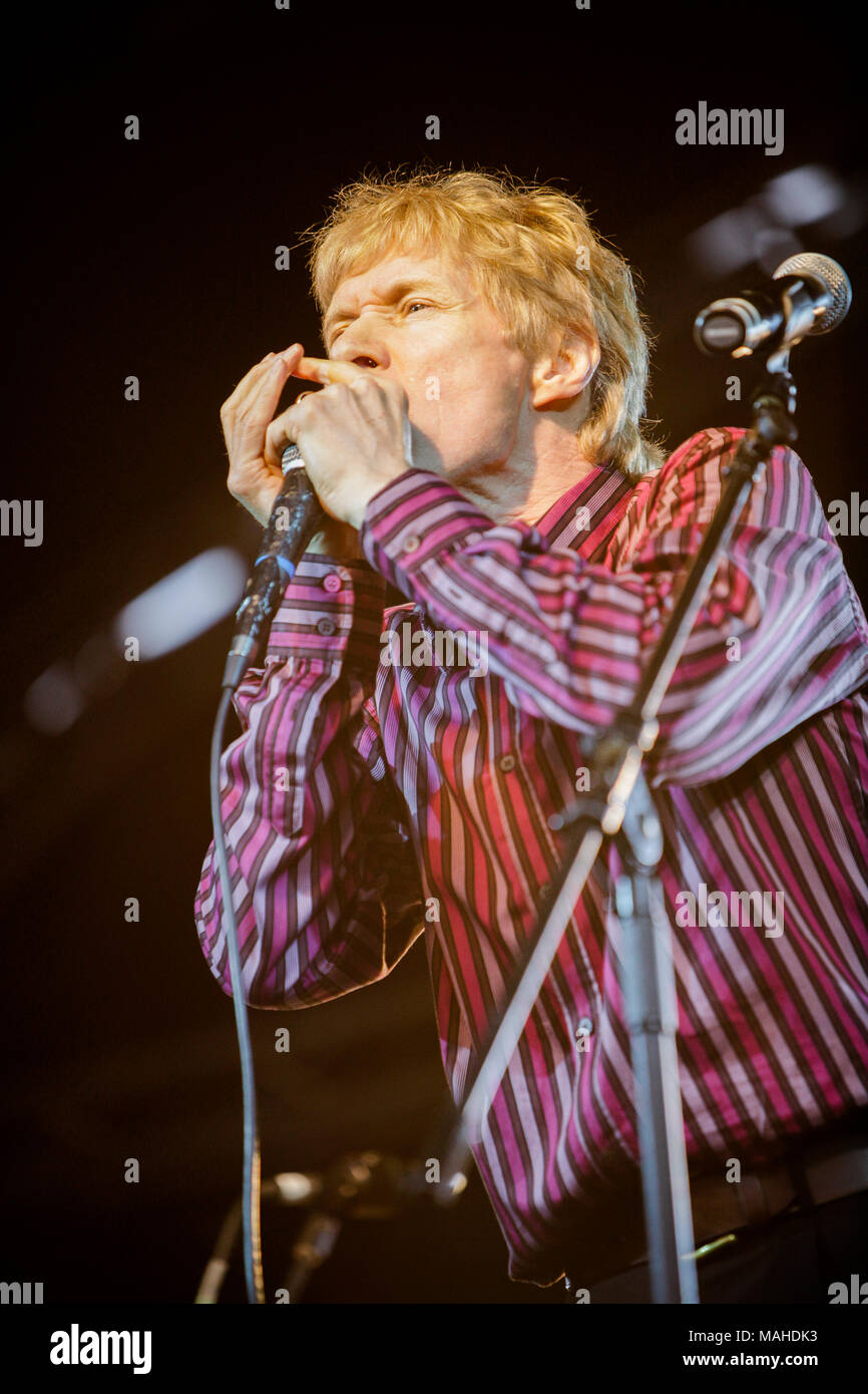 Paul jones singer hi-res stock photography and images - Alamy