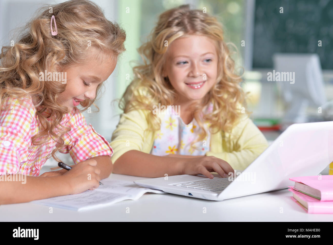 Tweens learning hi-res stock photography and images - Alamy