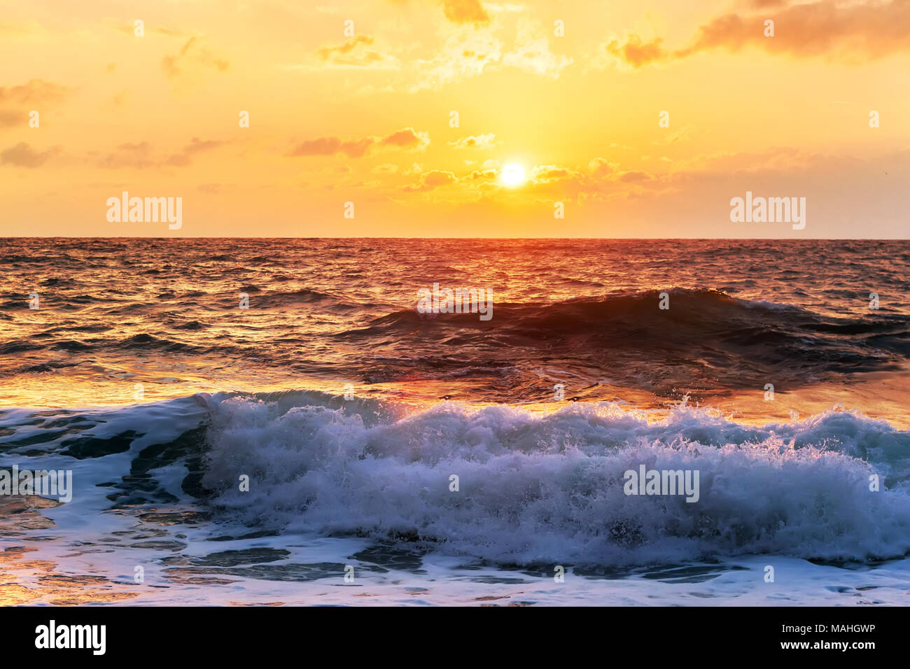 Stormy sunset sea hi-res stock photography and images - Alamy