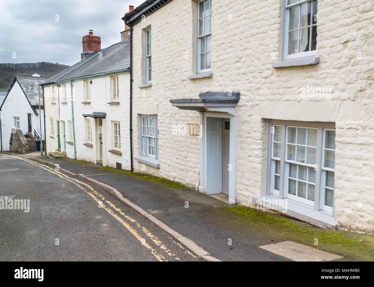 Row of houses uk front view hi-res stock photography and images - Alamy