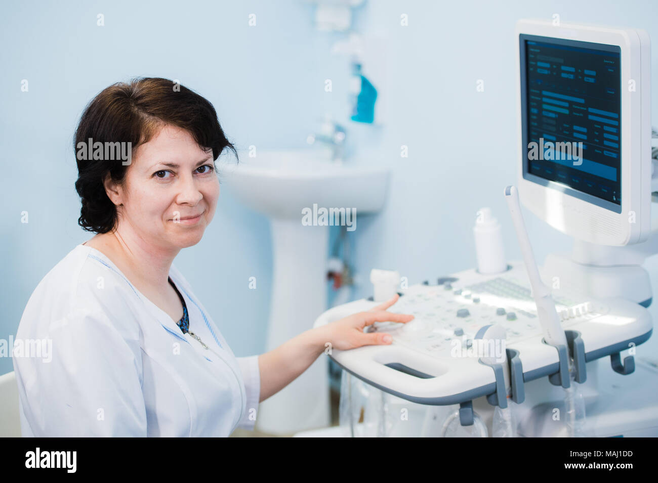 Gynecologist using ultrasound machine hi-res stock photography and ...