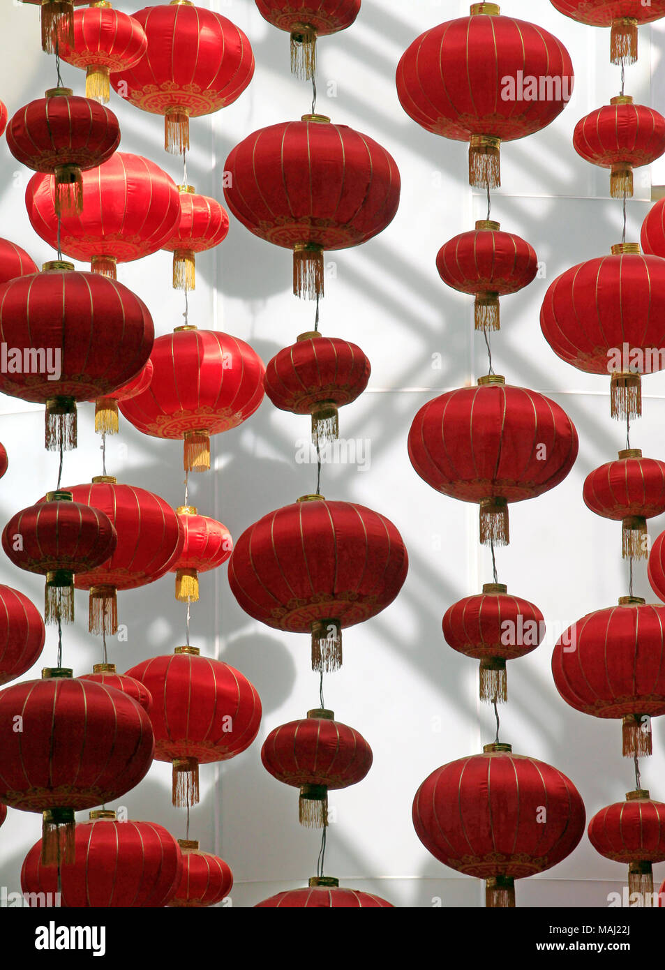 Rows of red Chinese paper laterns Stock Photo - Alamy