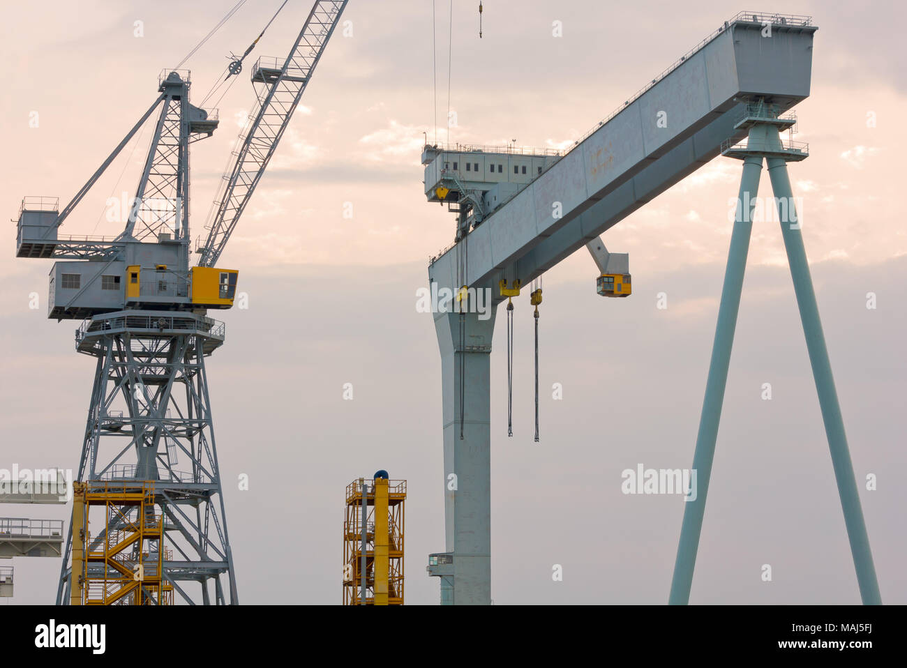 Revolving crane hi-res stock photography and images - Alamy