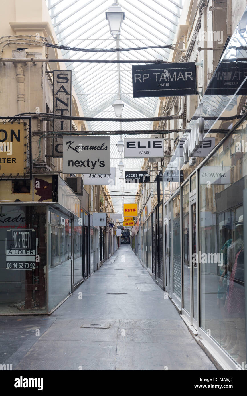 Sentier paris hi-res stock photography and images - Alamy