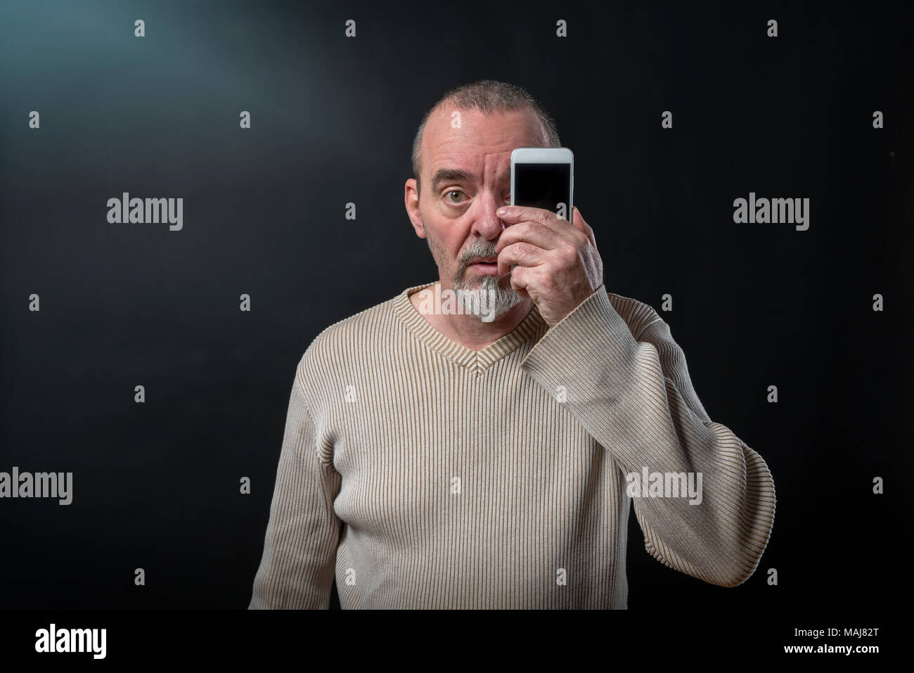 old man does not understand his smart phone Stock Photo - Alamy