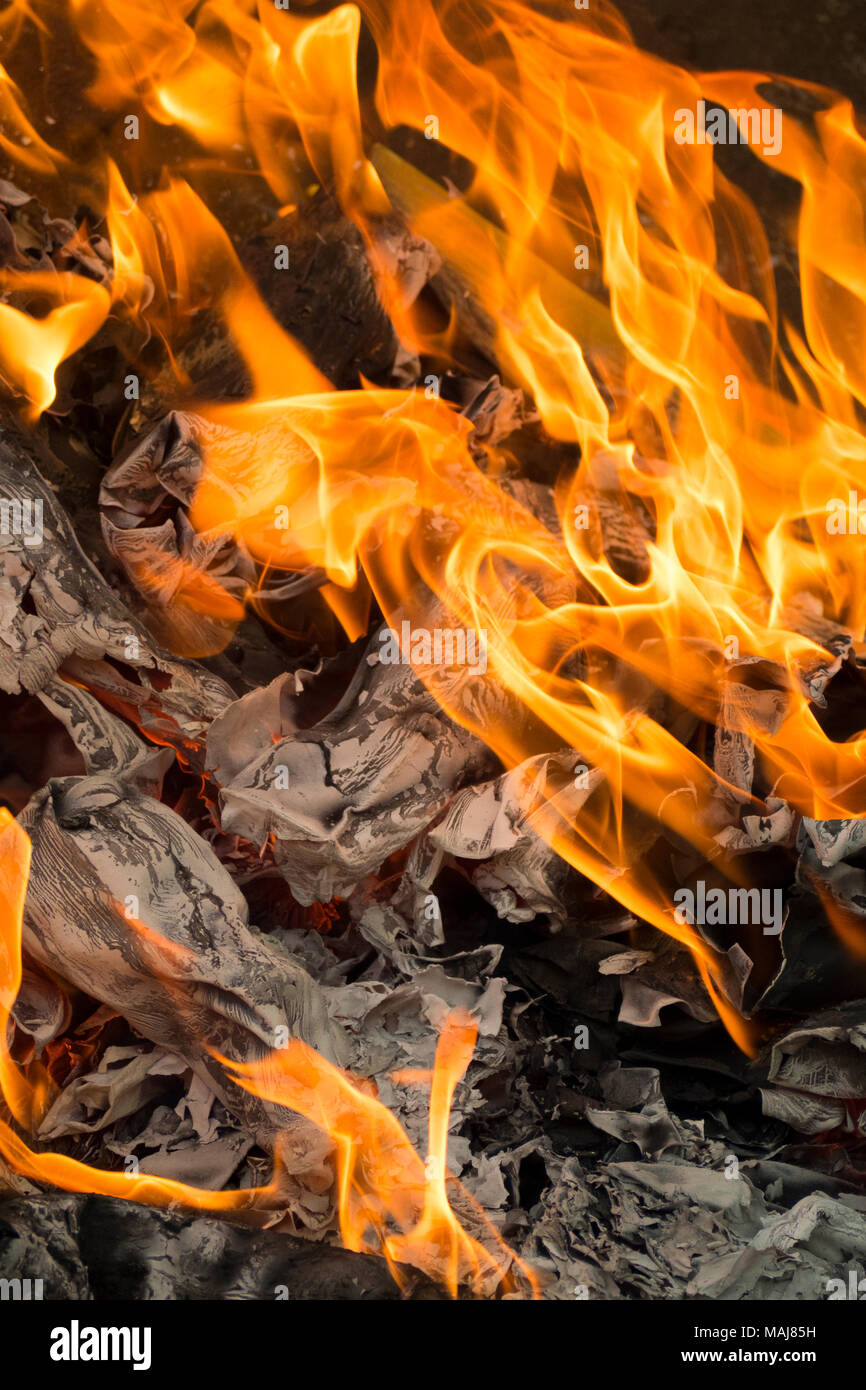 Chinese paper buring in traditional family memorial day Stock Photo - Alamy