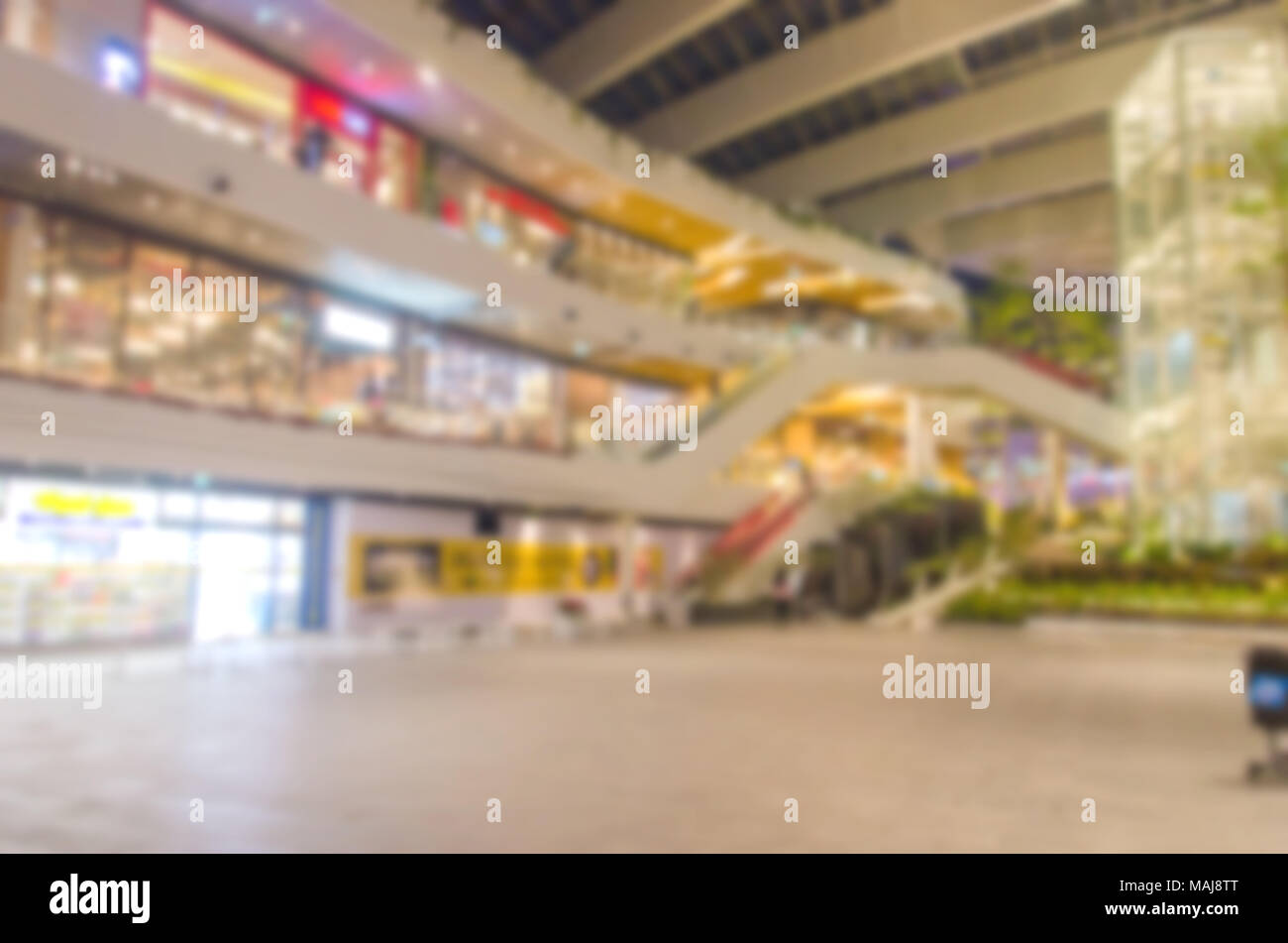 Blur shopping mall hi-res stock photography and images - Alamy