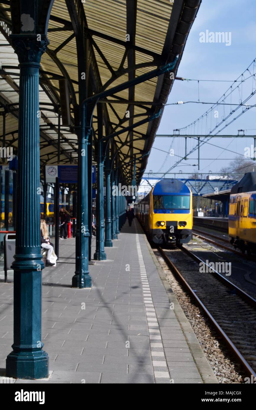 Train platform shelter hi-res stock photography and images - Alamy