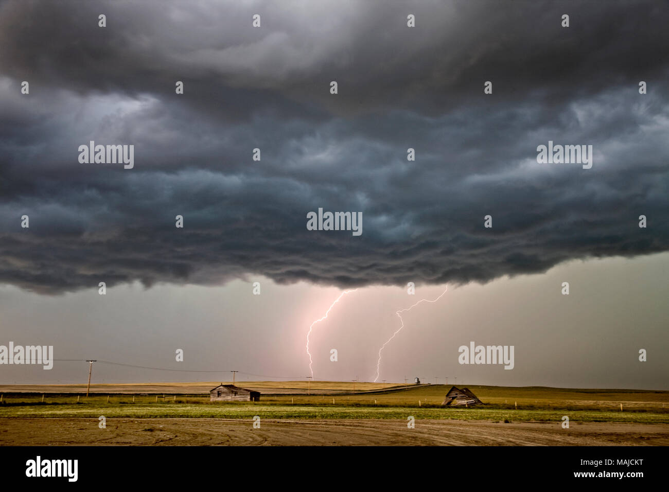 Prairie Storm Saskatchewan shelf cloud danger Lightning Stock Photo - Alamy