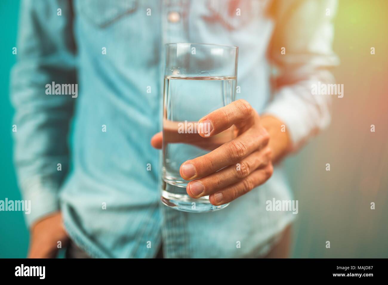How to hold a glass hi-res stock photography and images - Alamy
