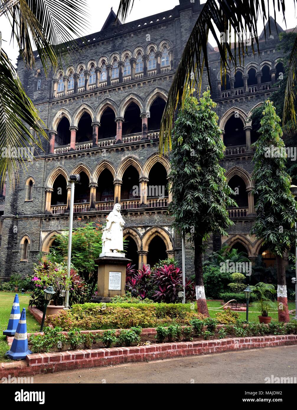 Queen victorias statue outside hi-res stock photography and images - Alamy